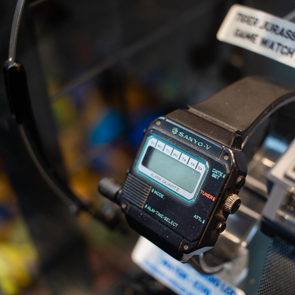 Sanyo R100P Radio LCD Watch - With Headphones